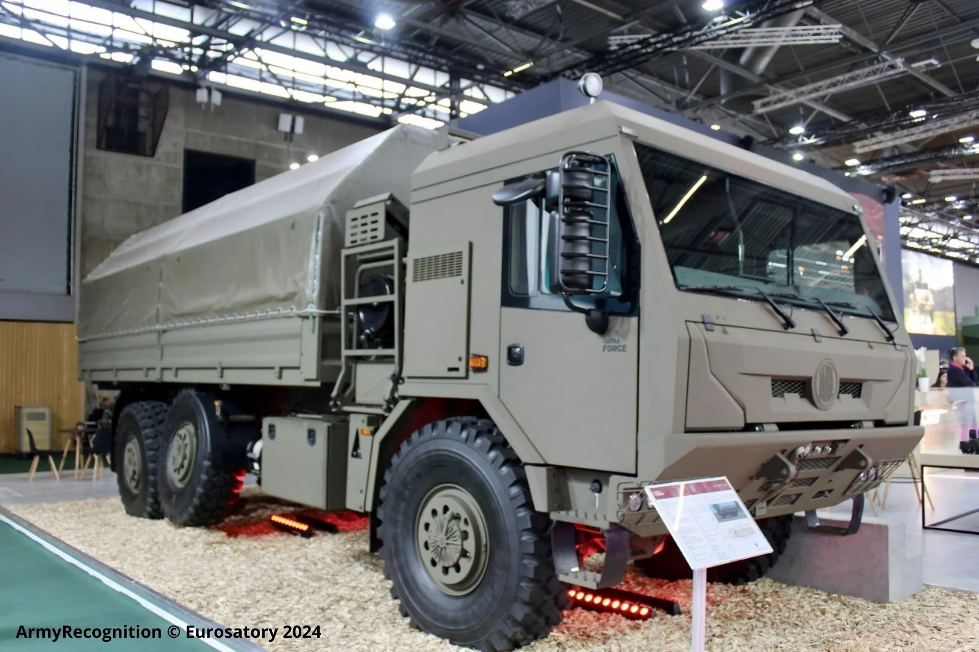Tatra Trucks представила третє покоління броньованих вантажівок T815-76 з опціональним ...